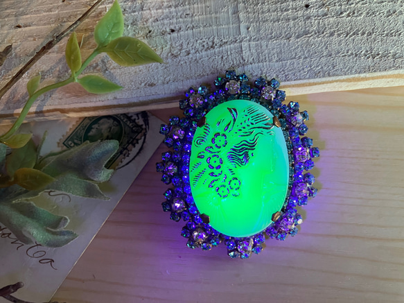 チェコ ウランガラス Husar.D カメオ ヴィンテージ ブローチ ブローチ mandtaniko 通販 16471543｜Creema(クリーマ)