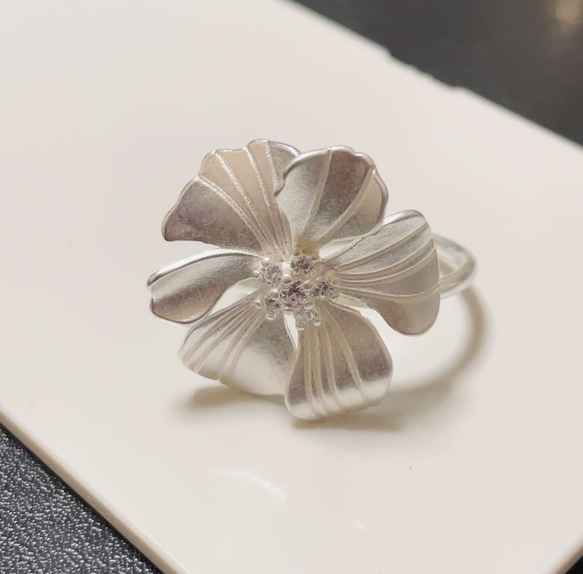 18kgp シルバー 艶消し マット フラワー 花 大ぶり 指輪 リング フリーサイズ K18 高見え 指輪・リング cissylady.com 通販 16481153｜Creema(クリーマ)