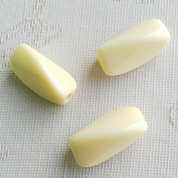 butter プラスチックビーズ 29X15mm 3個 ビーズ alachan 通販｜Creema(クリーマ) 16483253