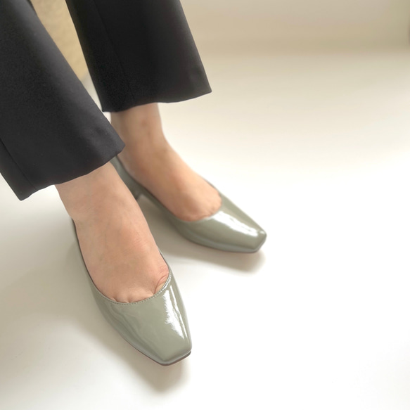 3cmスクエアプレーンパンプス(9325)｜スモークグリーンエナメル パンプス POMFLEUR 通販｜Creema(クリーマ) 16485708