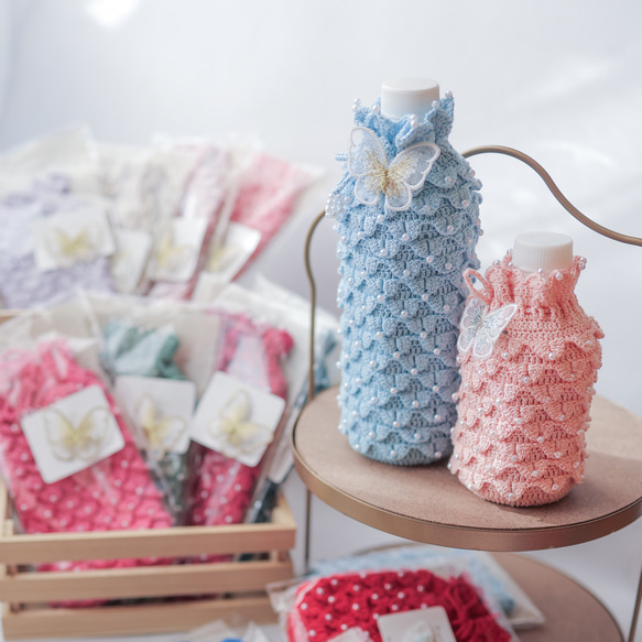 敬老の日に│蝶々ブローチ付き ぽこぽこ編みのボトルカバー│大 その他キッチン小物 hapi papi 通販 16492065｜Creema(クリーマ)