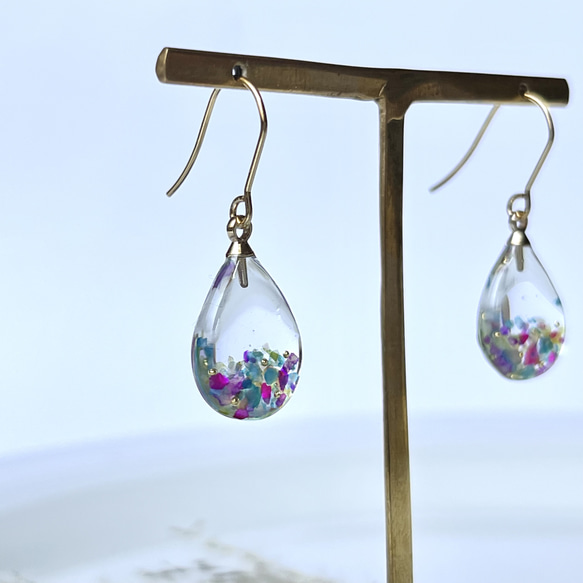 ビビッドカラーシェルのしずく型ピアス・サージカルステンレス ピアス（フック・チェーン） amyuka 通販 16501775｜Creema(クリーマ)