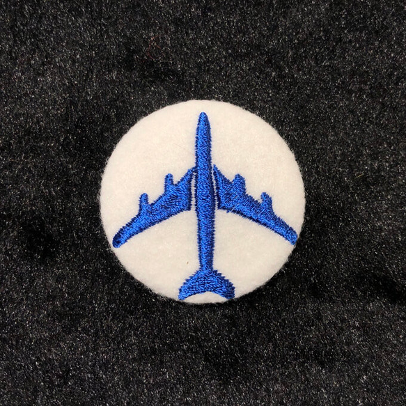 ★刺繍缶バッジ★ 青い飛行機 ピンバッチ studio yossy 通販 16506668｜Creema(クリーマ)