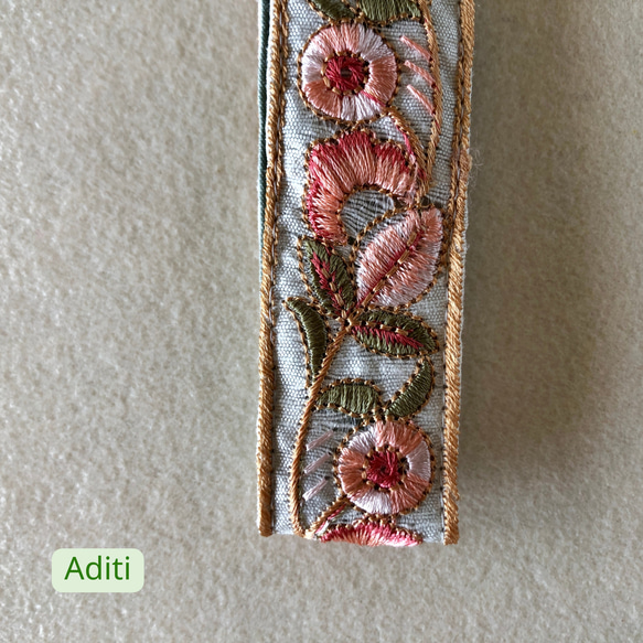 12/28まで送料【持ちやすくて可愛いお手元】インド刺繍のスマホストラップ☆Harisha＆Aditi／ハンドストラップ 携帯ストラップ ...