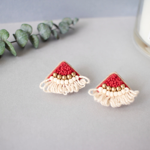 ビーズ刺繍もこもこ赤のさんかくピアス ピアス(スタッド・一粒 ビーズ刺繍もこもこ赤のさんかくピアス ピアス(スタッド・一粒