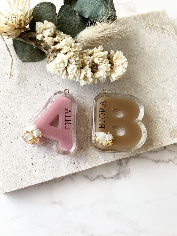 『セミオーダー』イニシャルキーホルダー ーふちどりー キーリング coco＆nene 通販 16562921｜Creema(クリーマ)