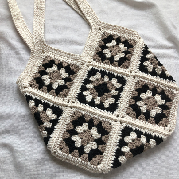 レトロ可愛いグラニースクエアのトートバッグ・モノトーン かごバッグ kou_garden 通販 16568798｜Creema(クリーマ)