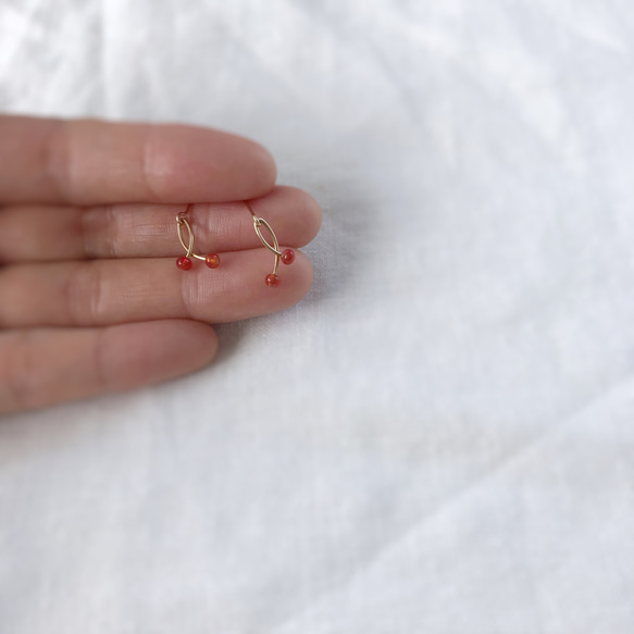 秋色 小さな赤い実のプチピアス 14kgf ピアス（スタッド・一粒） ao. 通販 16603348｜Creema(クリーマ)