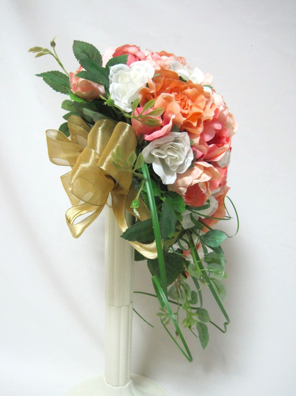 ピーチカラーのティアドロップブーケ♪ブートニア付き♪生花みたいに綺麗な造花です♪高品質なのに安い ブーケ Galleria Issyo 通販 ...