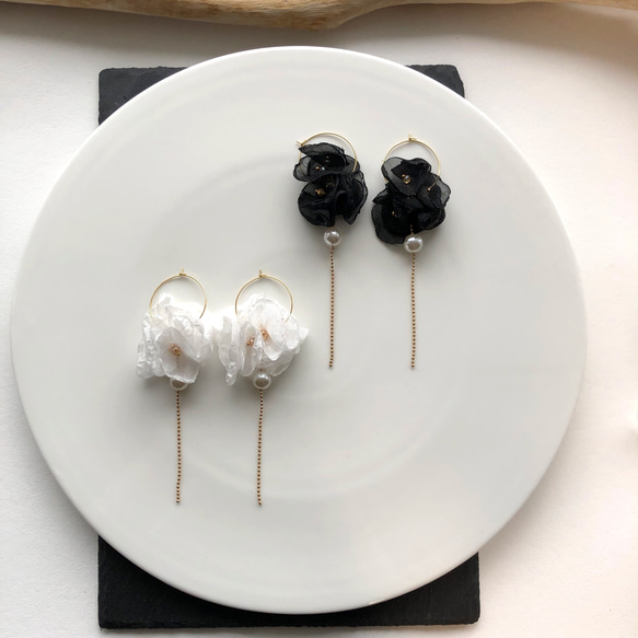 シフォンフラワー ブラック ピアス（フープ） Kfm Art 通販｜Creema(クリーマ) 16616013