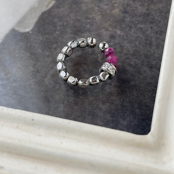 ルビー アクセント イヤーカフ イヤーカフ tiny gem room 通販 16635108｜Creema(クリーマ)