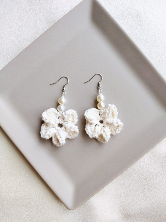 フラワーピアス ホワイト、ブラック2色から 軽くて揺れるピアス ピアス（フック・チェーン） shibachan 通販｜Creema(クリーマ ...