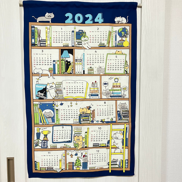 ★2024年★本棚ネコちゃん★布カレンダータペストリー★紺色・エンジ色・薄クリーム色★コットンオックス★ カレンダー himeko2 通販｜Creema(クリーマ) 16660214
