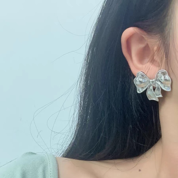 ★CICI★S925ポスト 大ぶり シルバー リボンのピアス 金属アレルギー対応 つけっぱなし お洒落 ピアス（スタッド・一粒） cissylady 通販 16661983｜Creema(クリーマ)