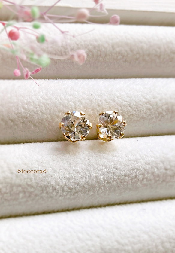 【送料無料】天然石と14kgfꕤ*.6本爪スタッドピアス〜 煌めくホワイトジルコン6.2mm〜 ピアス（スタッド・一粒） toccora 通販 16665695｜Creema(クリーマ)