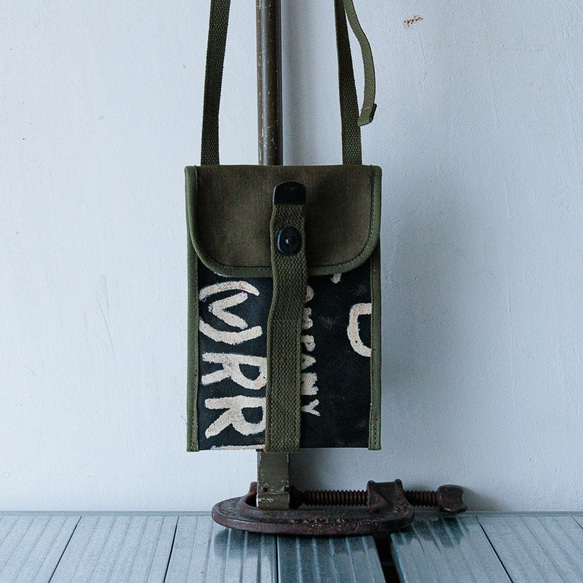 少ない荷物で出かける時はこれで、年代不詳イギリス軍ヴィンテージキャンバスフラップサコッシュ縦型 IND1485 サコッシュ INDCB 通販 16700368｜Creema(クリーマ)