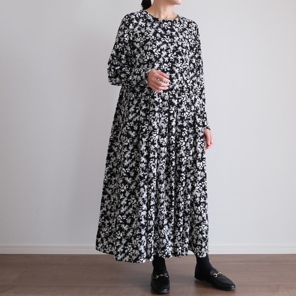 【This.】体型カバーも叶う ふんわりシルエットの小花柄ギャザーワンピース / 春 大人可愛い 白 黒 2302 ワンピース This. 通販 16700463｜Creema(クリーマ)