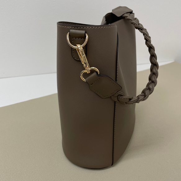 軽量合皮 三つ編みハンドル ハンドバッグ・2col ハンドバッグ Ha-chi☆ 通販 16703861｜Creema(クリーマ)