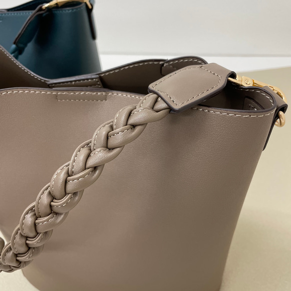 軽量合皮 三つ編みハンドル ハンドバッグ・2col ハンドバッグ Ha-chi☆ 通販 16703861｜Creema(クリーマ)