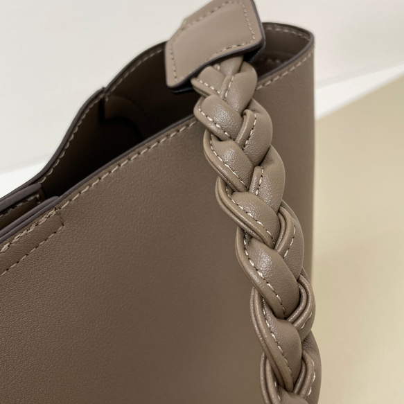 軽量合皮 三つ編みハンドル ハンドバッグ・2col ハンドバッグ Ha-chi☆ 通販 16703861｜Creema(クリーマ)