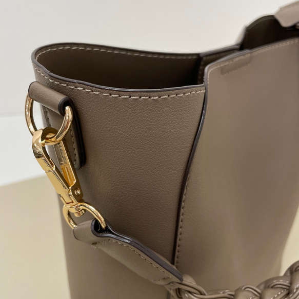 軽量合皮 三つ編みハンドル ハンドバッグ・2col ハンドバッグ Ha-chi☆ 通販 16703861｜Creema(クリーマ)