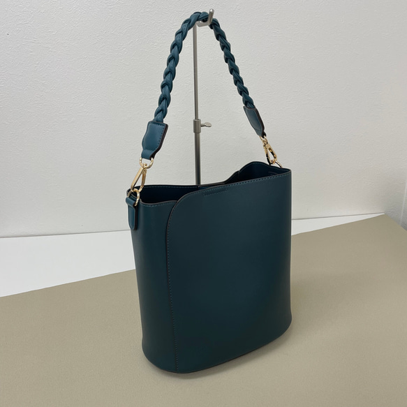 軽量合皮 三つ編みハンドル ハンドバッグ・2col ハンドバッグ Ha-chi☆ 通販 16703861｜Creema(クリーマ)