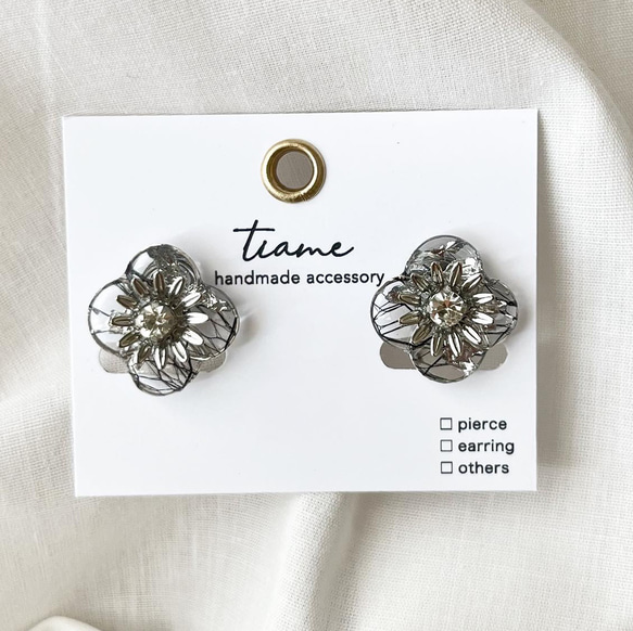 puchi flower 2color ピアス（スタッド・一粒） tiame 通販｜Creema(クリーマ)