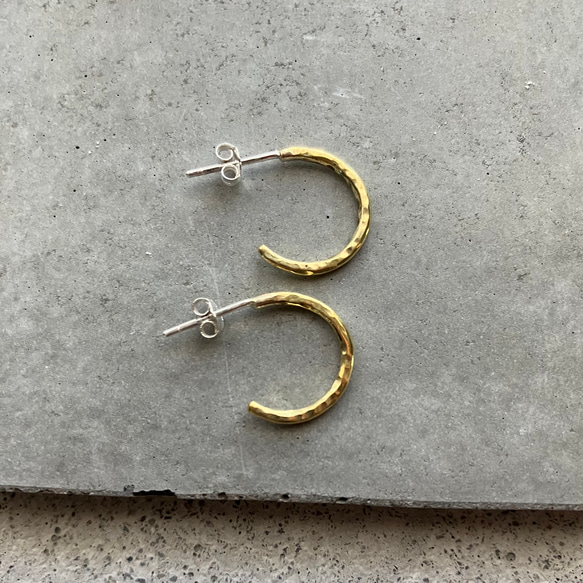 BRASS キラキラ 毎日小さなフープピアス ゴールド 真鍮 シンプル 14kgfポスト ピアス（フープ） GLEAM 通販｜Creema(クリーマ)