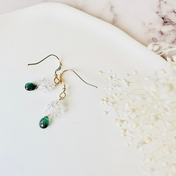 ハーキマーダイヤモンドとエメラルドの誕生石ピアス ピアス（フック・チェーン） SaSa Create 通販 16746623｜Creema(クリーマ)