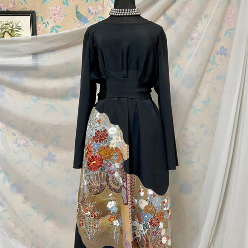 着物リメイク 大輪の花 錦糸の縫い取り 黒留袖ドレス 未使用未 着物リメイク 大輪の花 錦糸の縫い取り 黒留袖ドレス 未使用未