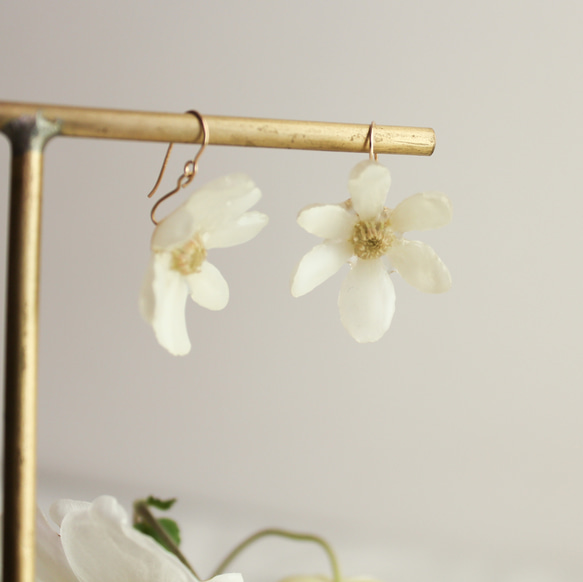 純白のクレマチス 14kgfピアス＊イヤリング＊No.187 イヤリング・ノンホールピアス saki 通販 16776866｜Creema(クリーマ)