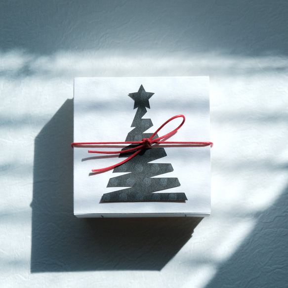 クリスマス ★ ラッピング ピアス（スタッド・一粒） Dot & Line 通販 16843436｜Creema(クリーマ)