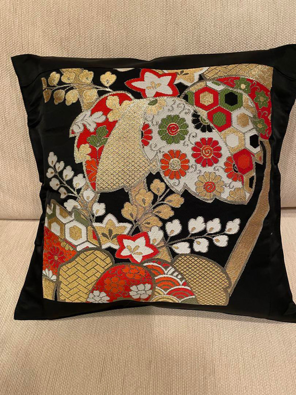 2346豪華刺繍の袋帯で作った正絹クッションカバー クッション・クッションカバー ミミママ 通販 16884725｜Creema(クリーマ)