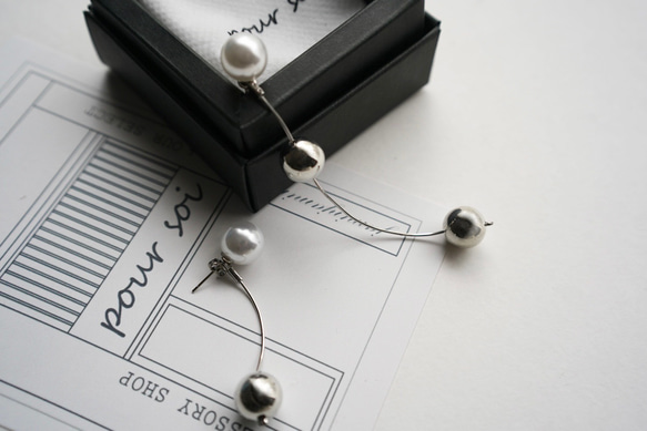 j293 パールとシルバーのメタルボール ロングアシンメトリーピアス 2way ピアス（フック・チェーン） poursoi 通販 ...