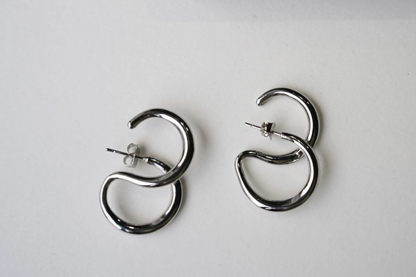 S423 ダブルフープ変形ピアス シルバーカラー ピアス（その他） poursoi 通販 17000457｜Creema(クリーマ)