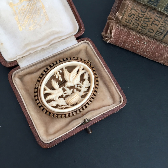 bird brooch / アンティーク透かし模様ブローチ カーブドアイボリー ボーンブローチ コスチュームジュエリー その他素材 cocon 通販 17005546｜Creema(クリーマ)