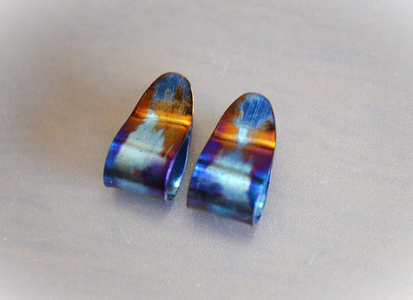 Titanium ear cuff・ペアチタンイヤーカフ・しずく型・ヘアラインメタリック・青や紫B イヤーカフ ねこへい工房（コブ） 通販 ...