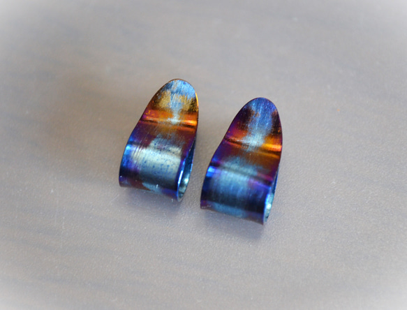 Titanium ear cuff・ペアチタンイヤーカフ・しずく型・ヘアラインメタリック・青や紫B イヤーカフ ねこへい工房（コブ） 通販 ...
