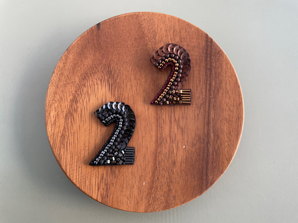 カラーが選べるラッキーナンバービーズ刺繍ブローチ＊2 《Creema限定》 ブローチ shirotsumekusa 通販 17034586｜Creema(クリーマ)