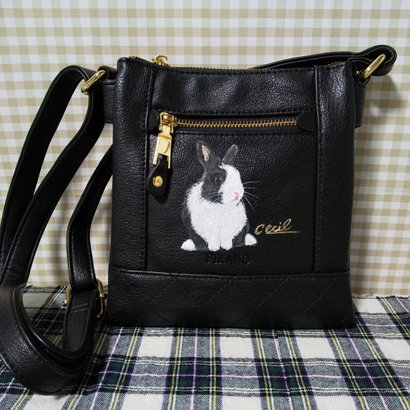 R-715 手描き うさぎの携帯ポシェットです。 ポシェット CECIL 通販｜Creema(クリーマ) 17038872