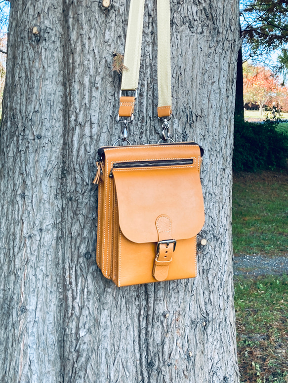 栃木レザー総手縫い 大容量縦型ウエストバッグ 外縫い Vertical Fanny Pack キャメル ボディバッグ・ウエストポーチ ...