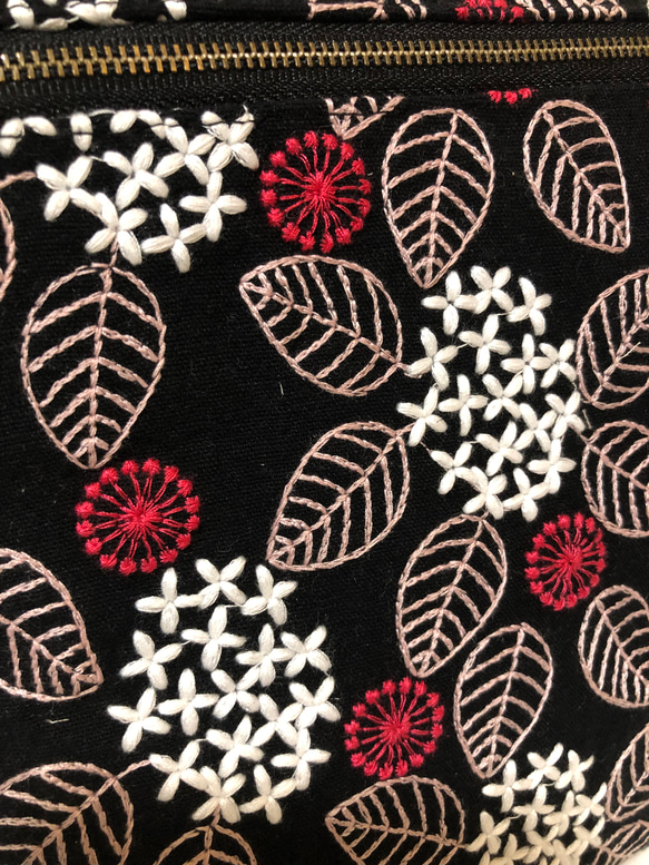 大人のリュック 黒系刺繡 リュック・バックパック tumugi 通販｜Creema(クリーマ) 17113257
