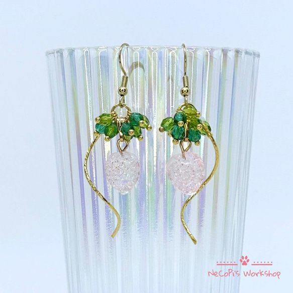 苺の息吹 桃色いちご×ウェーブスティック×チェコビーズ ユラユラピアス／イヤリング ピアス（フック・チェーン） ねこぴず工房 通販 ...