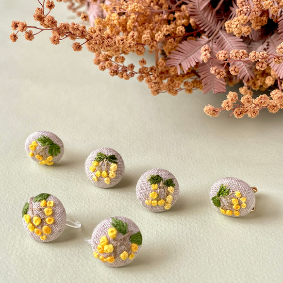 [ミモザ] 刺繍 ピアス ノンホールピアス イヤリング 選べる金具 ピアス（スタッド・一粒） tukuru-Risa-broderie 通販 17180052｜Creema(クリーマ)