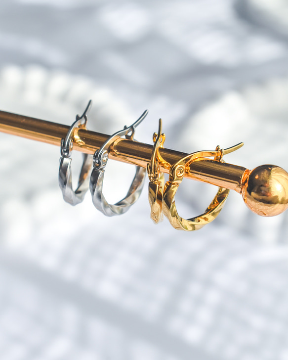 ♡つけっぱなしOK♡ツイストフープピアス/316L/18K仕上げ ピアス（フープ） Kyanz’y金属アレルギー対応ストア 通販 17198550｜Creema(クリーマ)