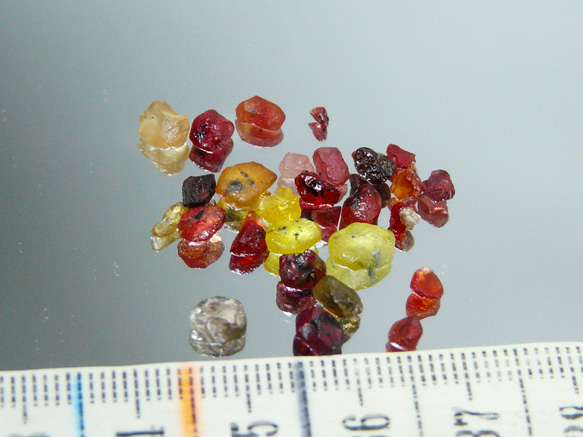 P682 紫外線で蛍光(@_@) ★カラフル★ サファイア原石 ソンキア 天然石 GEO ROCK 通販 17199650｜Creema(クリーマ)