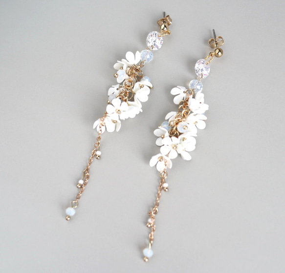 【ロングピアス】パーティー/結婚式/プレゼント/お呼ばれ/二次会/演奏会/観劇/大人カジュアル/花びら/通勤通学 ピアス（スタッド・一粒 ...