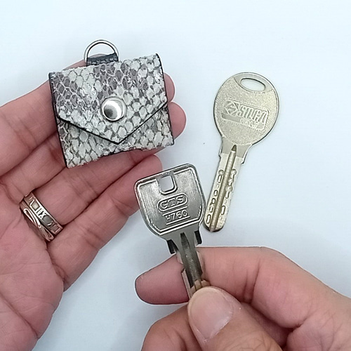 大切な鍵をカッコ良く!本革 レザーキーカバー パイソン蛇柄 大切な鍵をカッコ良く!本革 レザーキーカバー パイソン蛇柄
