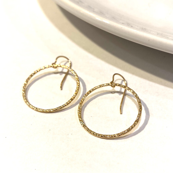 【14K GOLD FILLED】P139 1.2mmX20mm 柄 フープ フック 14KGF ピアス（フープ） Zoé+ 通販 17247365｜Creema(クリーマ)