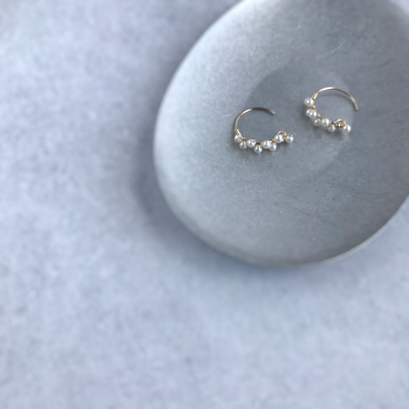 小さなパールのサークルフックピアス / 14kgf ピアス（フック・チェーン） ao. 通販 17263173｜Creema(クリーマ)